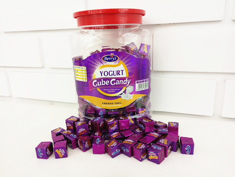 2.75g Compressed Healthy Hard Candy / Yogurt Cubes In Jars OEM Available